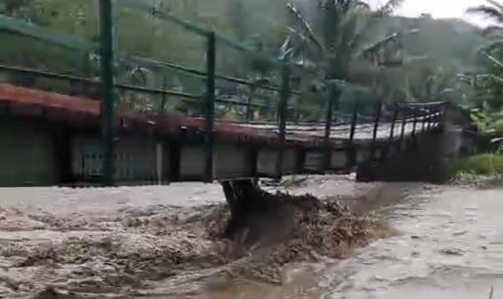 Tiang Jembatan Cipanaruban Miring Dihantam Arus Deras, Warga Khawatir ...